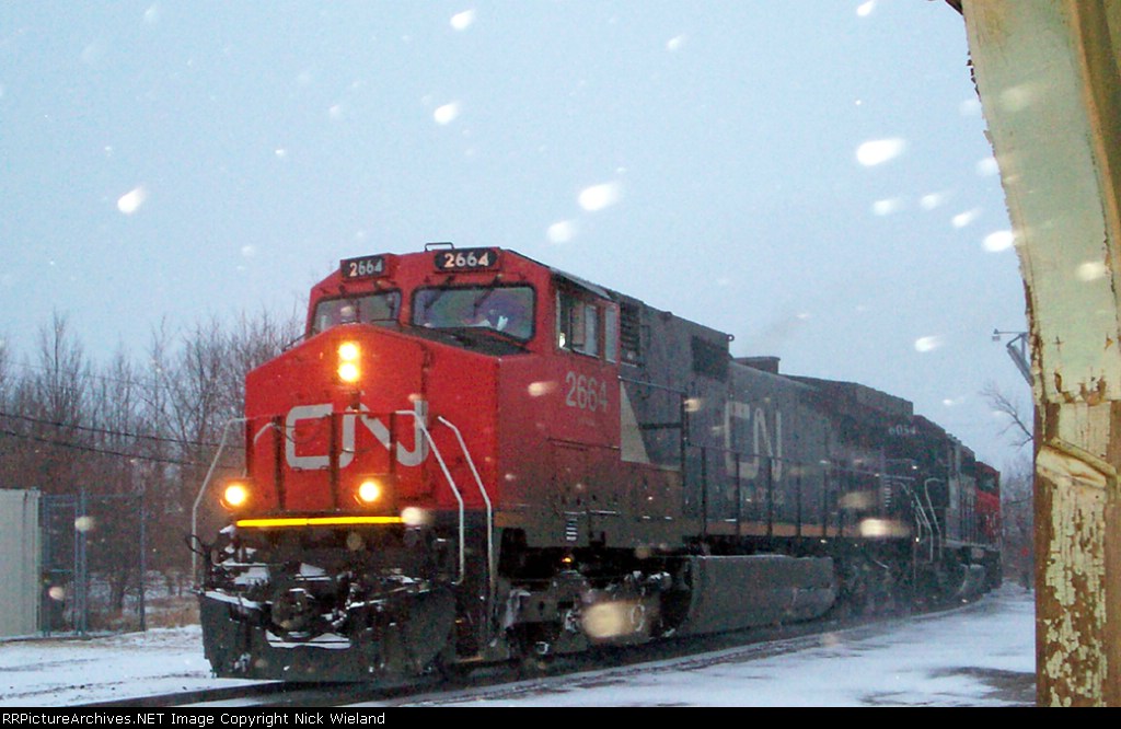 CN 2664 leads train 930